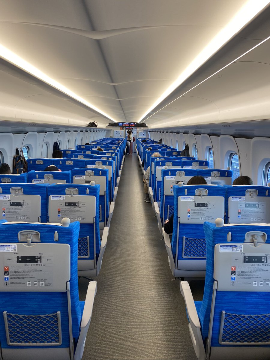 TM on Twitter: "N700SとHC85の普通車車内。座席の色や壁の模様など異なる点が数多くあるのだが、初見であっても何処となく似た雰囲気を感じる。間接照明、白ベースの色調、案内 ...