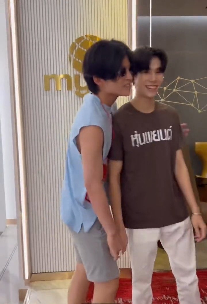 af on Twitter: "damn why they sticking to each other like chilllll"