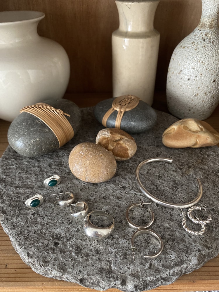 GINZA on Twitter: "【 #私と部屋 】階段が境界線。私空間と作業スペースを使い分けるメゾネット https://ginzamag.com/lifestyle ...