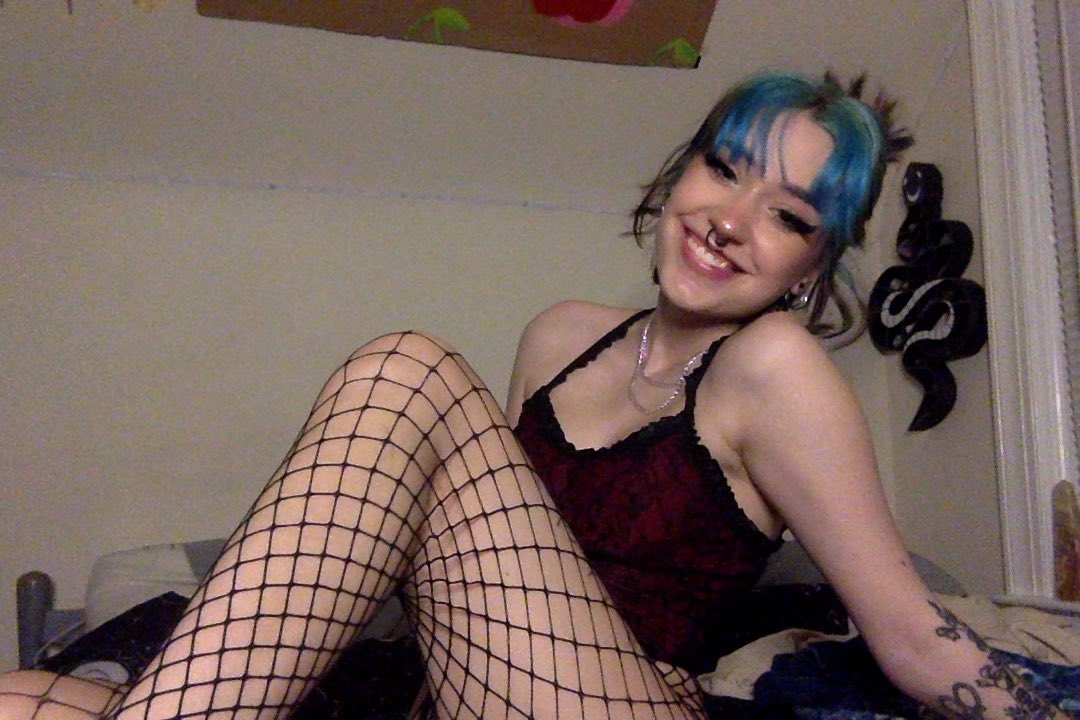 crabgrabber pascal💍 on Twitter: "what r u lookin at https://onlyfans ...