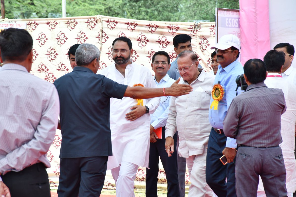 Dr. Ashok Jat on Twitter: "सत्कार 2023 कार्यक्रम में पधारने पर शिक्षा मंत्री @DrBDKallaINC जी का ...