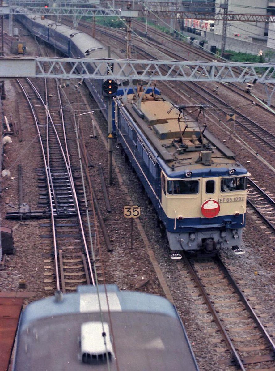 クラちゃん on Twitter: "RT @ja819061: 品川を出発し、東京に回送列車で向かうEF65 1097牽引、寝台特急『出雲』 この釜は、京都まで牽引し、すぐに上り列車で戻って ...