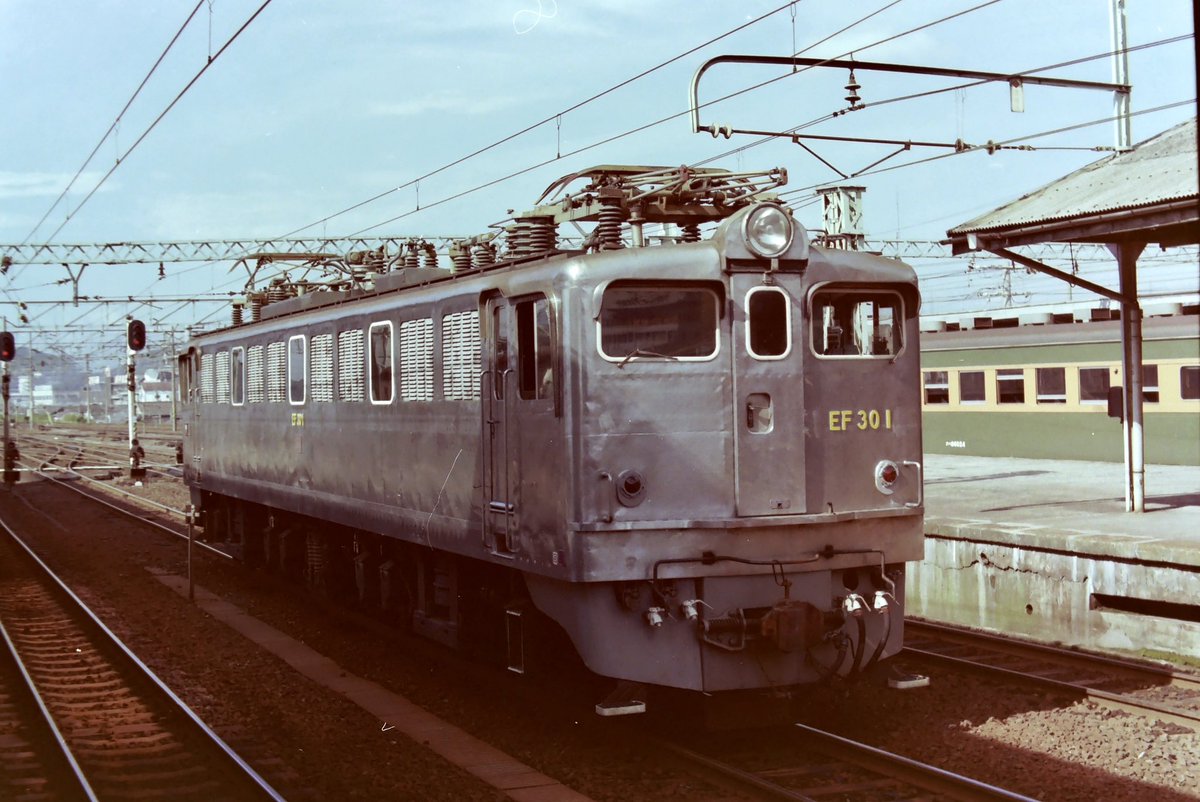 クラちゃん on Twitter: "RT @WRX_3651: 今は昔･･･ 関門の守護神EF30 自慢のステンレスボディを朝日に輝かせ、ブルトレの先頭に立つ姿は格別です 彼も、この後7列車 ...