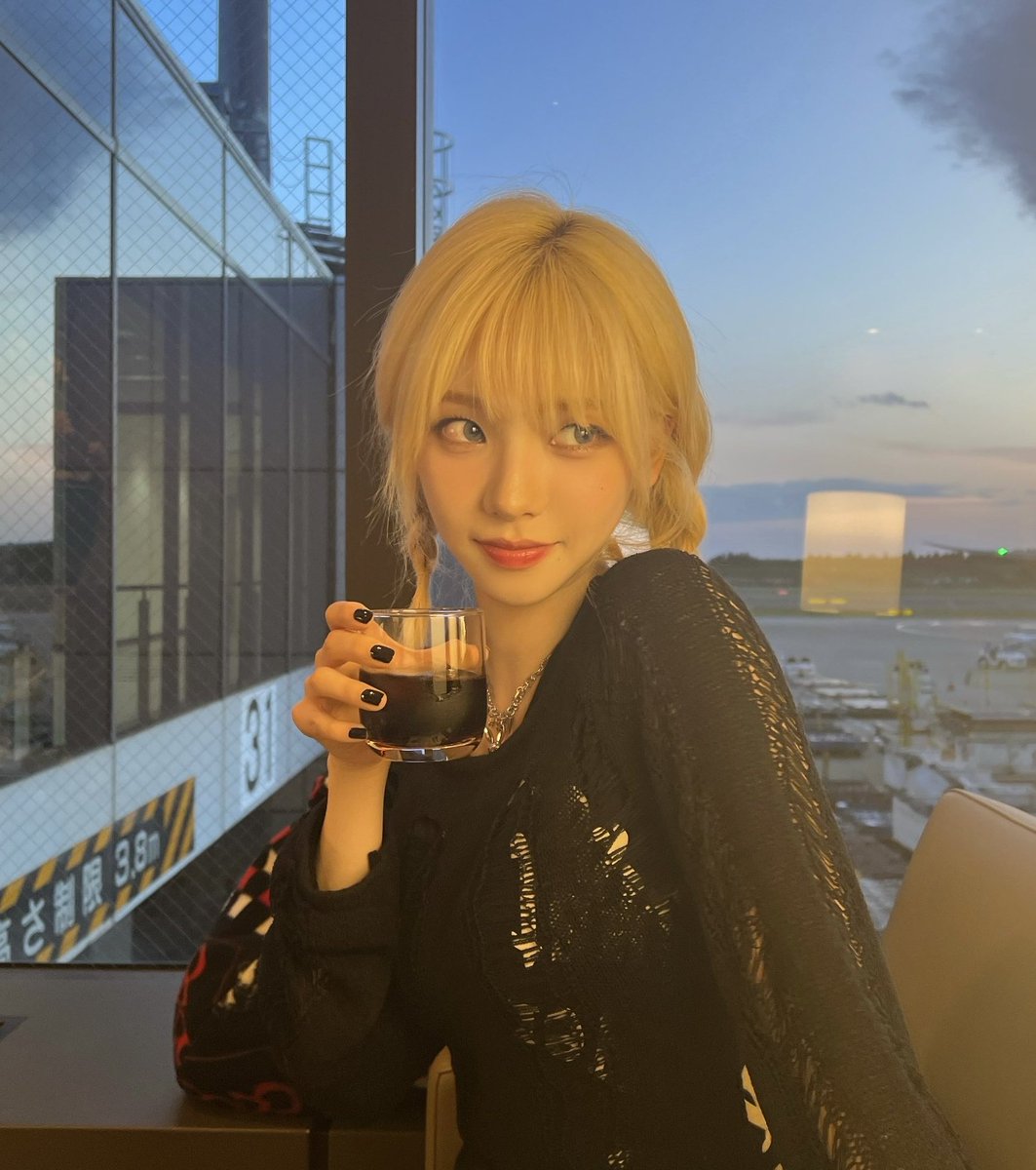 ribby on Twitter: "RT @hourlykrn: SHE'S SO FINE"