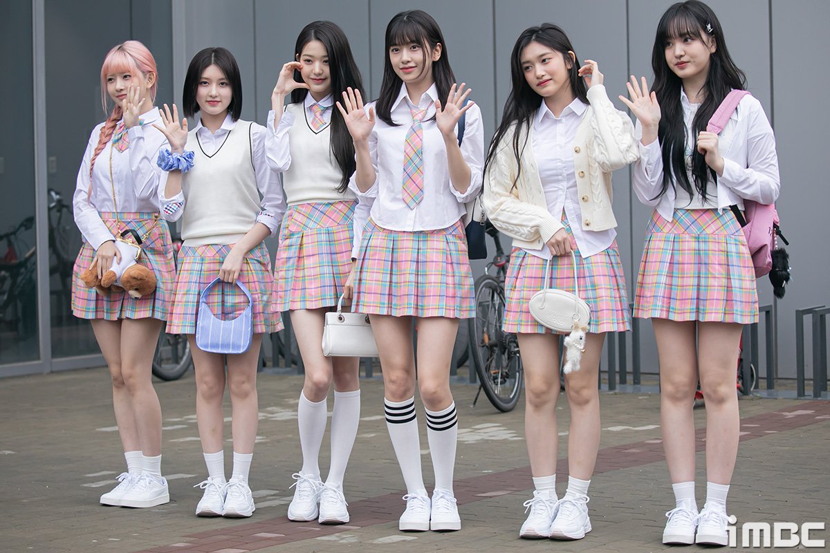 iMBC연예 on Twitter: "안유진, 숨참고 하트 다이브~ #아이브 #IVE #안유진 #출근길 [iMBC 직찍] https://enews.imbc.com/News ...