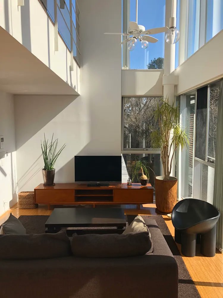 GINZA on Twitter: "【 #私と部屋 】吹き抜けのリビングでゆったり。窓の外に広がる、四季折々の魅力 https://ginzamag.com/lifestyle ...