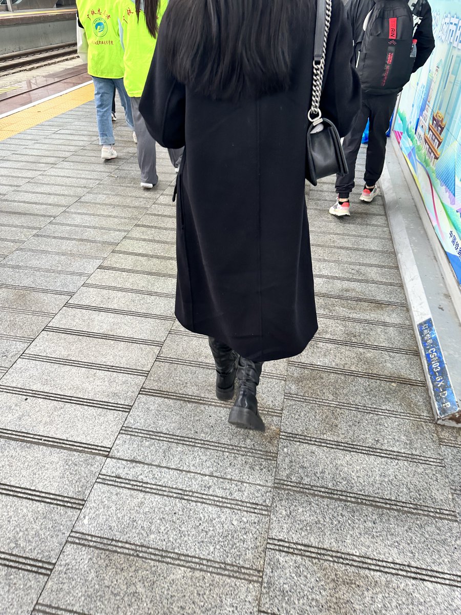 影幻长空 On Twitter 长靴黑丝美女系列5(这个微胖型的,我好像把她按在地上猛艹)