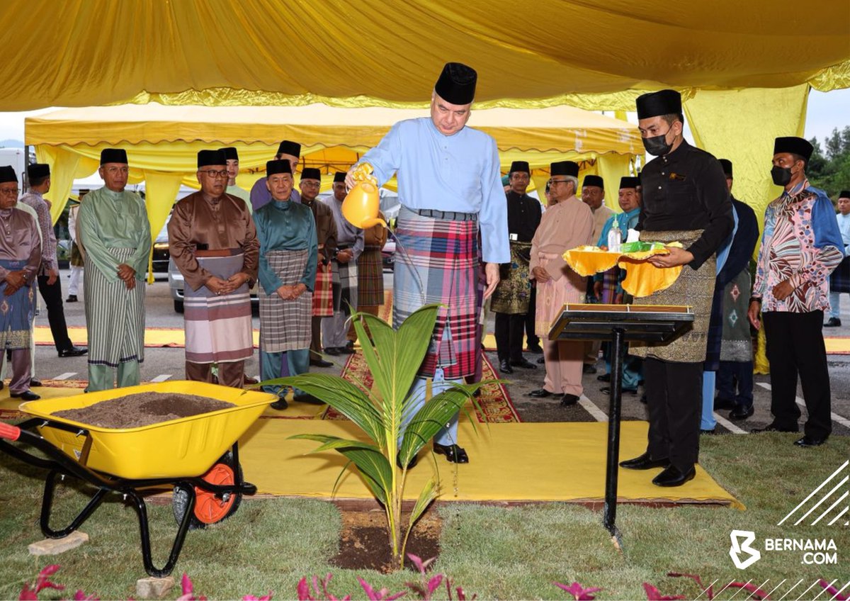 BERNAMA on Twitter: "Sultan Perak Sultan Nazrin Shah berkenan berangkat ...
