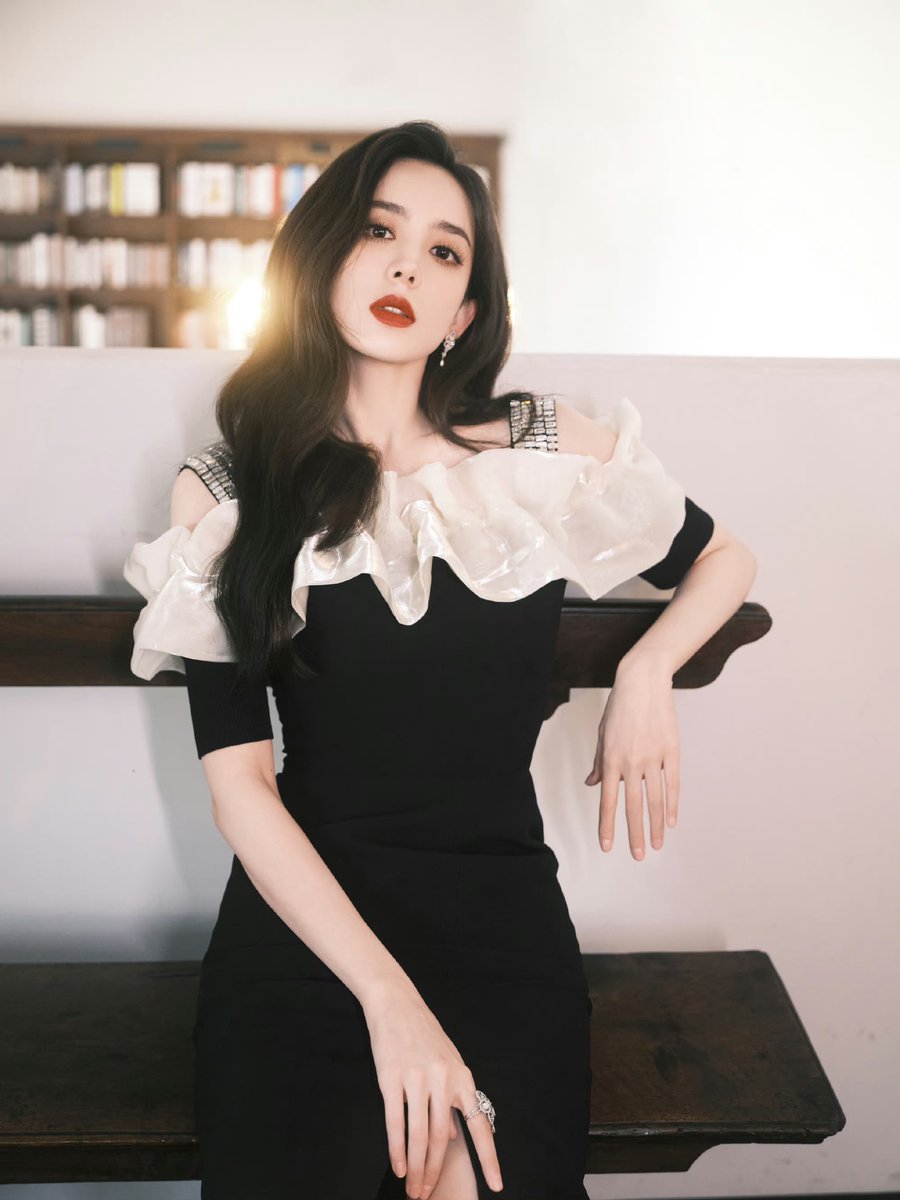 cdrama tweets on Twitter: "#Gulinazha for BISELENA Autumn 2023 Womenswear Collection show More ...