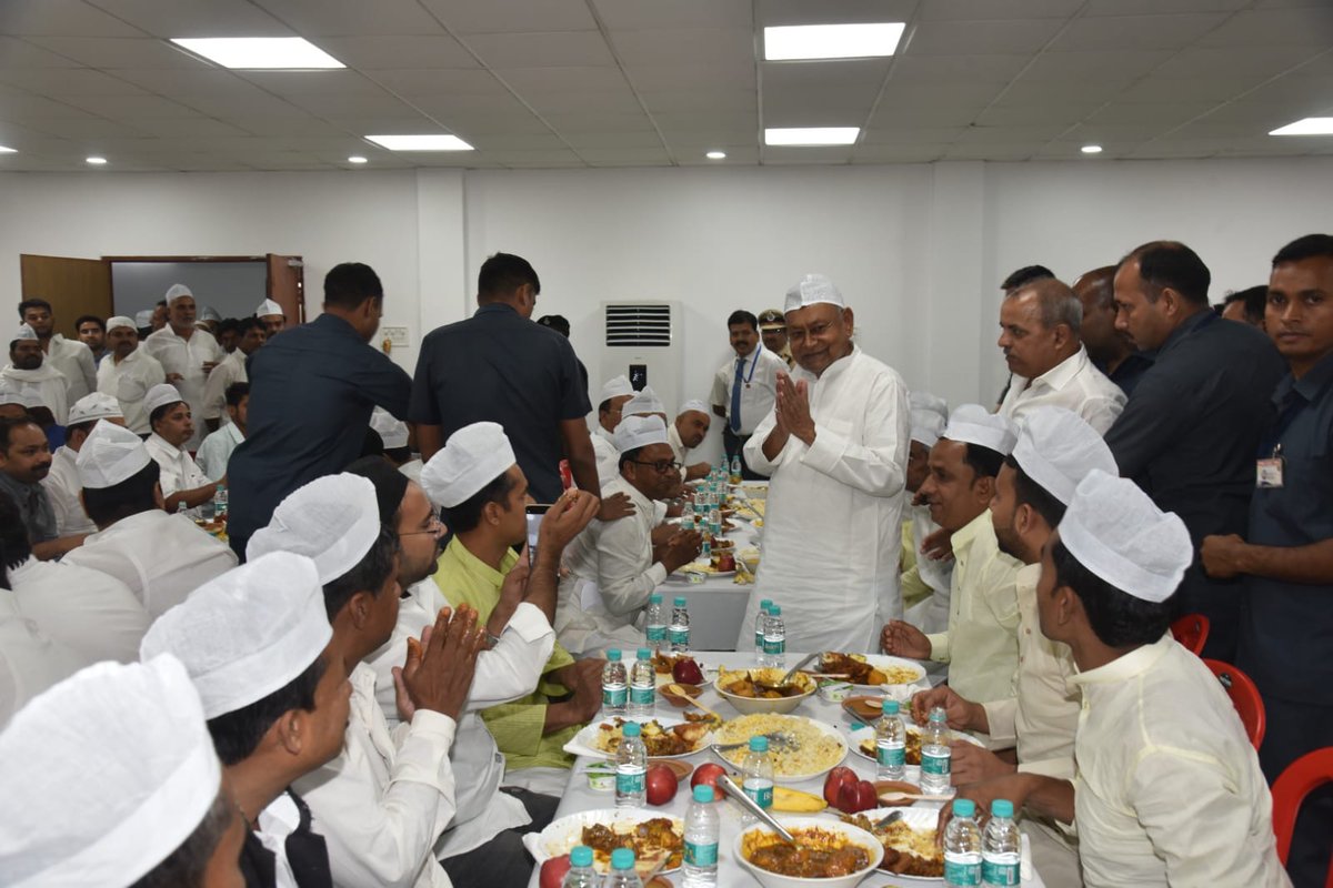 Nitish Kumar on Twitter: "1 अणे मार्ग स्थित ‘नेक संवाद’ में पवित्र रमजान के अवसर पर रोजेदारों को ...