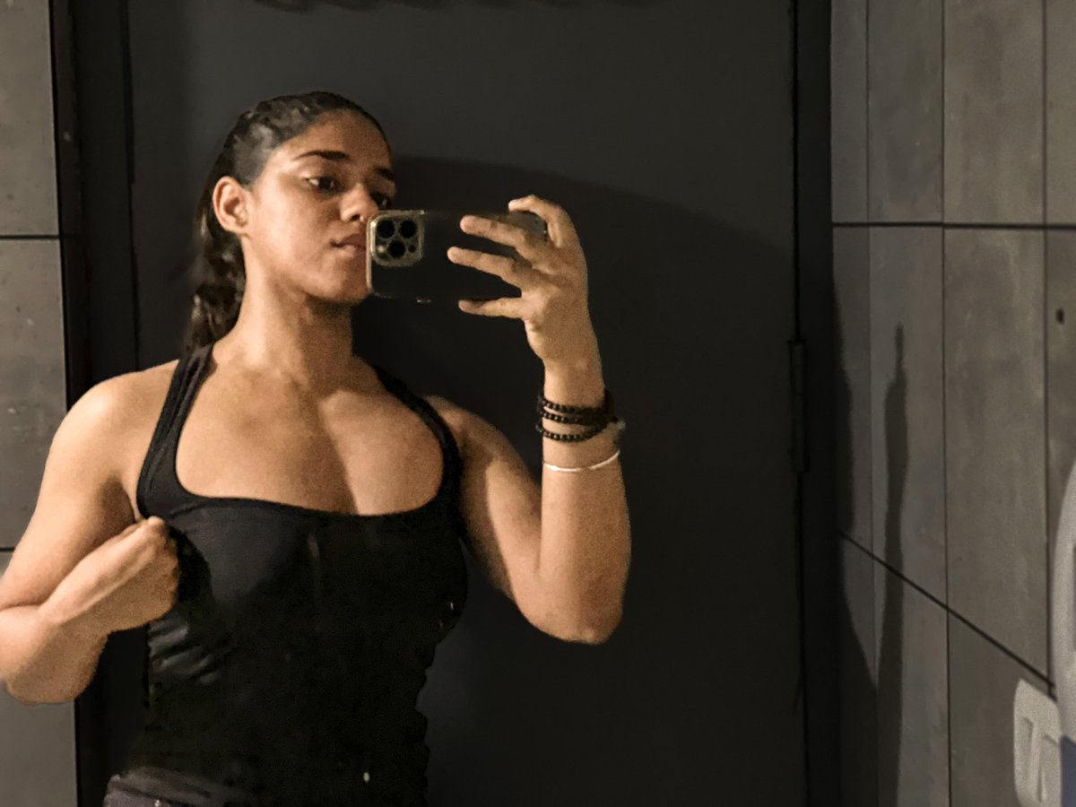 Aanchal Aneja on Twitter: "Train yo upper body 😤"
