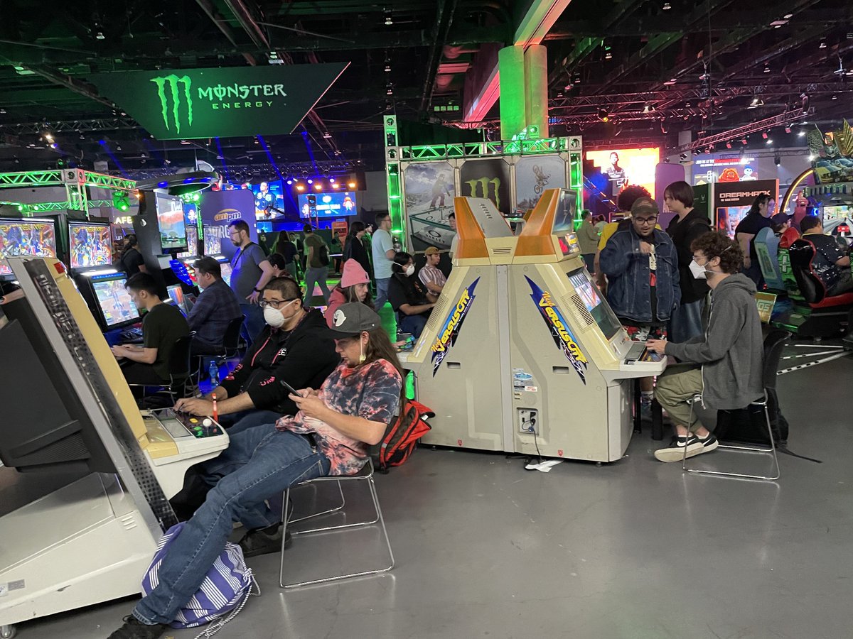 Justin Wong on Twitter: "At Dreamhack San Diego!!"