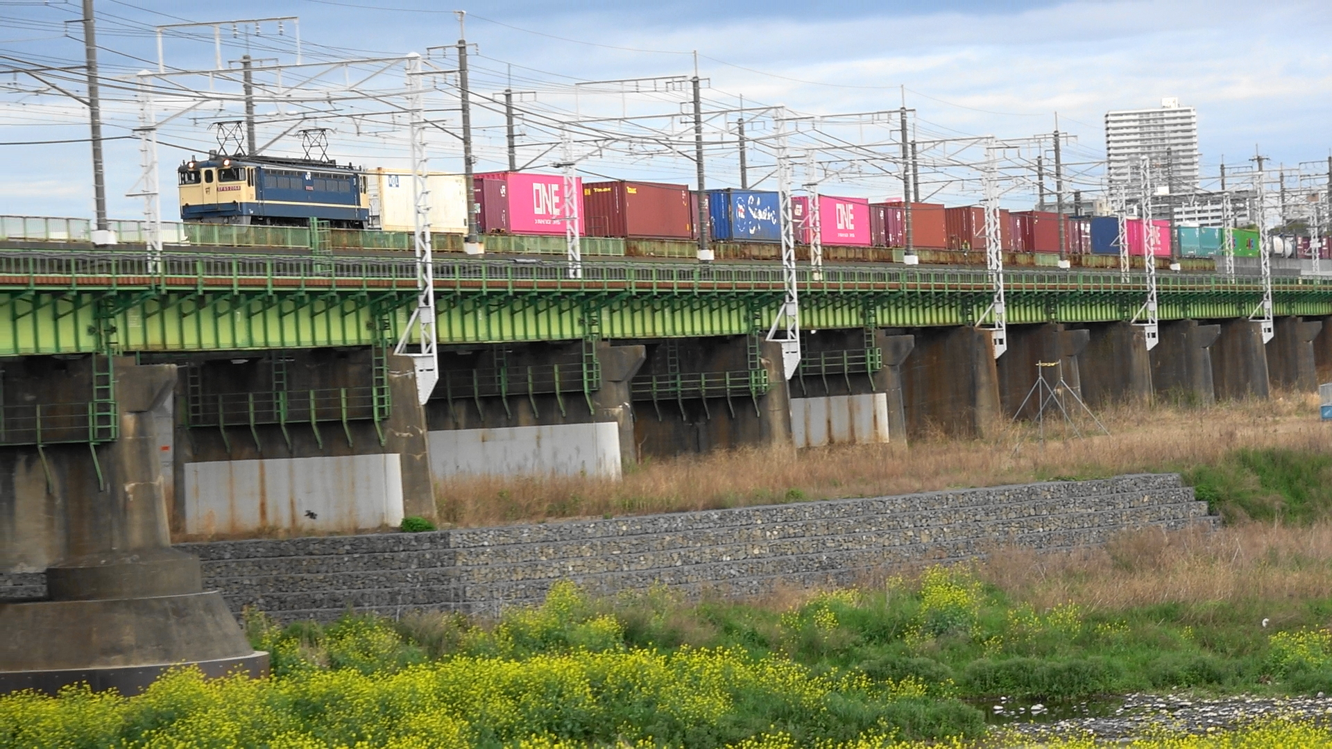 TO on Twitter: "EF65 2068 4072レ 海上コンテナ 2023/4/8 多摩川 出張明けに1週間ぶりに撮影。コキ73-1付。 白MOL、桃ONE×3、青 ...