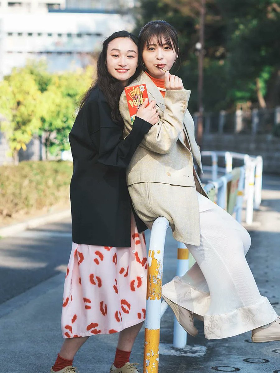 GINZA on Twitter: "長濱ねると小野ゆり子が春限定のパッケージに入ったポッキーを片手に、都内をぶらりとお散歩。https://ginzamag.com/culture ...