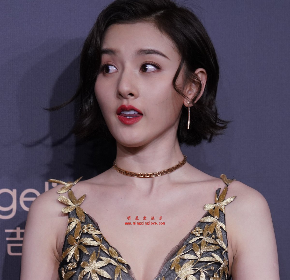 mingxinglove on Twitter: "#宋祖儿 COSMO时尚盛典红毯花絮照片，大尺度吊带露胸礼服，放大可看清肌肤纹理，高清8K分辨率原图无修 #生图 下载 #明星生图 照相机 ...