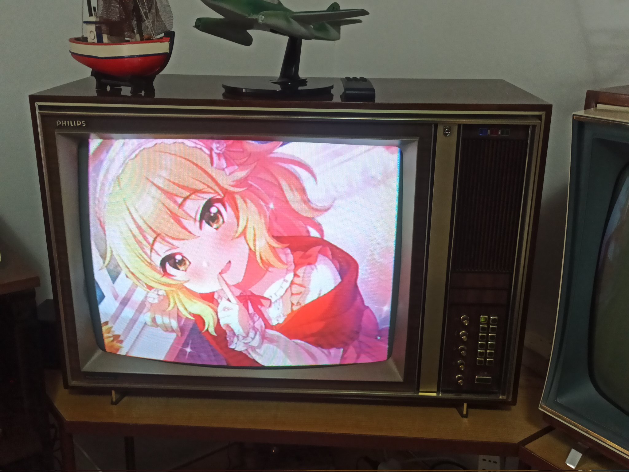 I put waifus on a vintage TV (@telewaifus) / Twitter