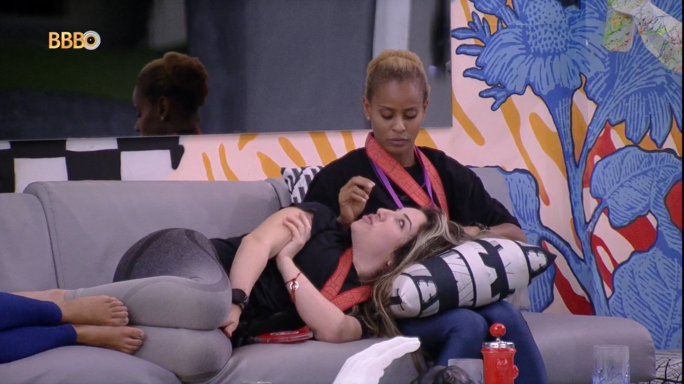 Central Reality #BBB23 on Twitter: "Amanda: "Meu cabelo ta cheio de caspinha, né?" Aline: "Ta ...