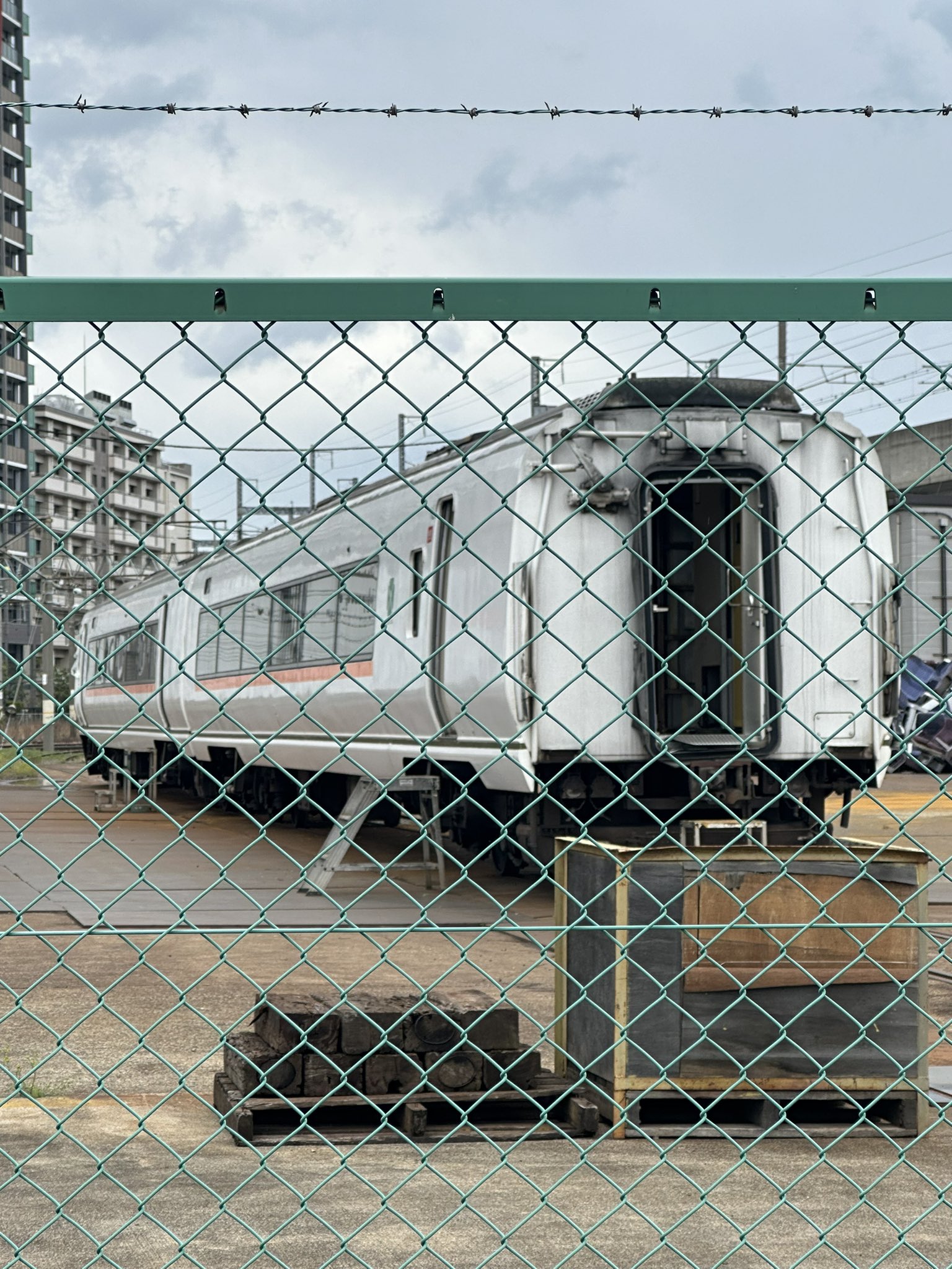 まっさんE531系 on Twitter: "きのうの郡山車両センター！ 解体場には、グリーン車と先頭車がいた！ 改めてE657系K11を見ると傷がすごいな〜 #郡山車両センター #651系 ...