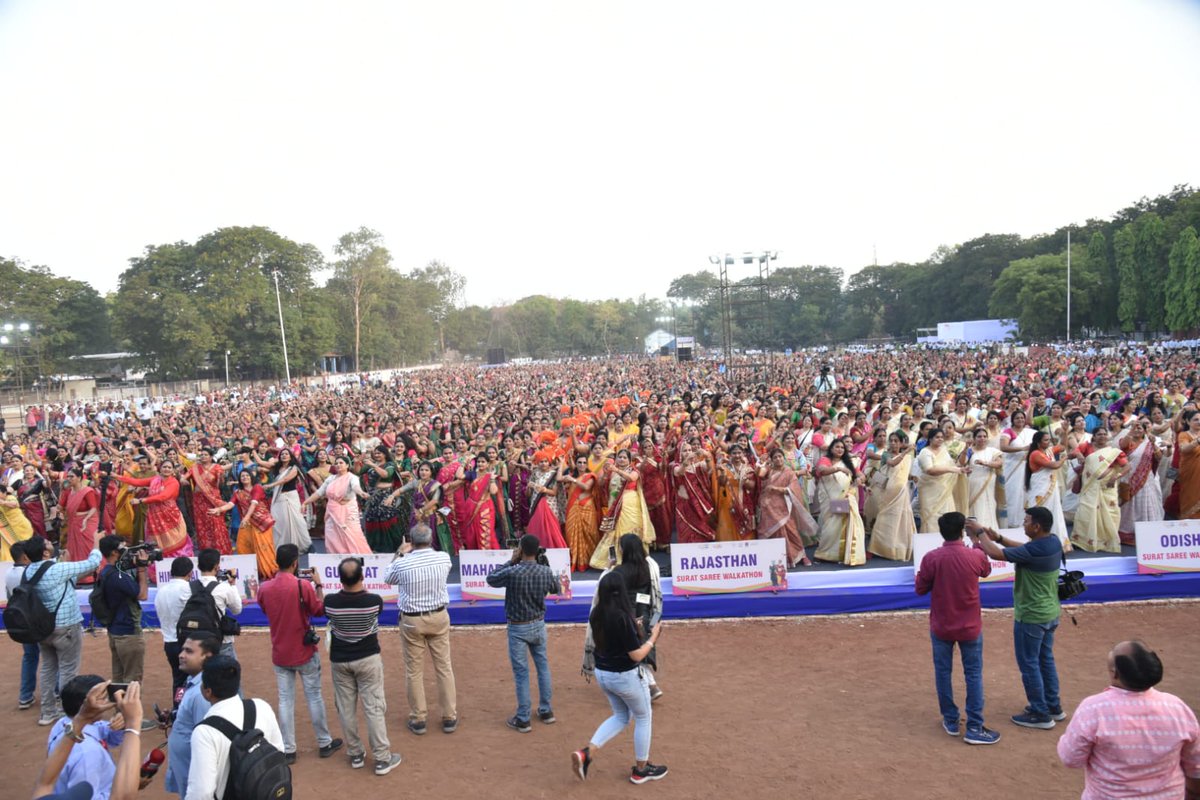 Thousands of women join first ever Saree Walkathon in Surat | DeshGujarat