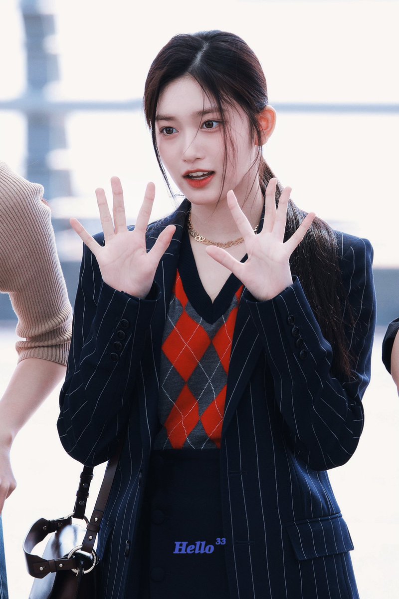 Hello 33 on Twitter: "230407 ICN ️ 👀 #아이브 #이서 #IVE #LEESEO"