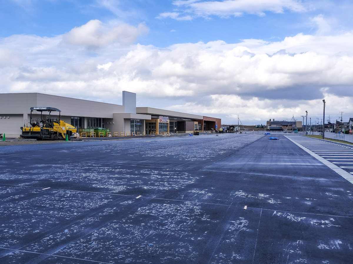 j-rakuda on Twitter: "超絶建設中だったゲートヒルズ河渡新町。駐車場舗装も終盤で残りは細部設置とライン引きと見える。ドラッグトップスと無印良品に先立ってウオロクのロゴサイン ...