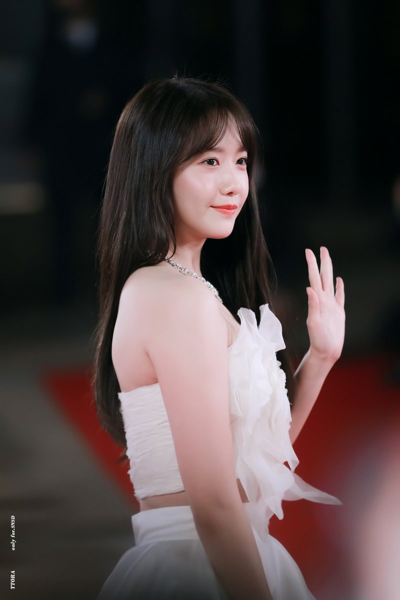 Evenz 🦈 on Twitter: "RT @ttora0805: 221125 청룡영화상 레드카펫 윤아 5p [Upload] 📷https://ttora.tistory.com ...