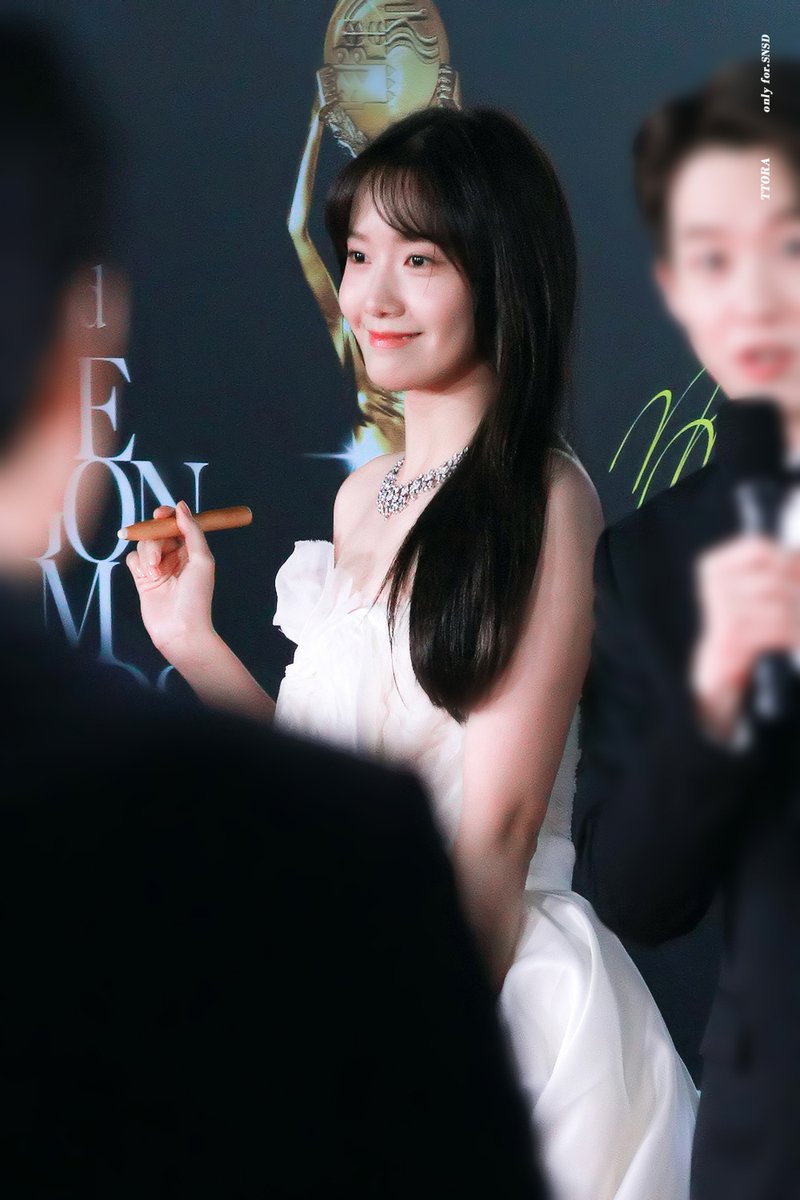 Evenz 🦈 on Twitter: "RT @ttora0805: 221125 청룡영화상 레드카펫 윤아 5p [Upload] 📷https://ttora.tistory.com ...