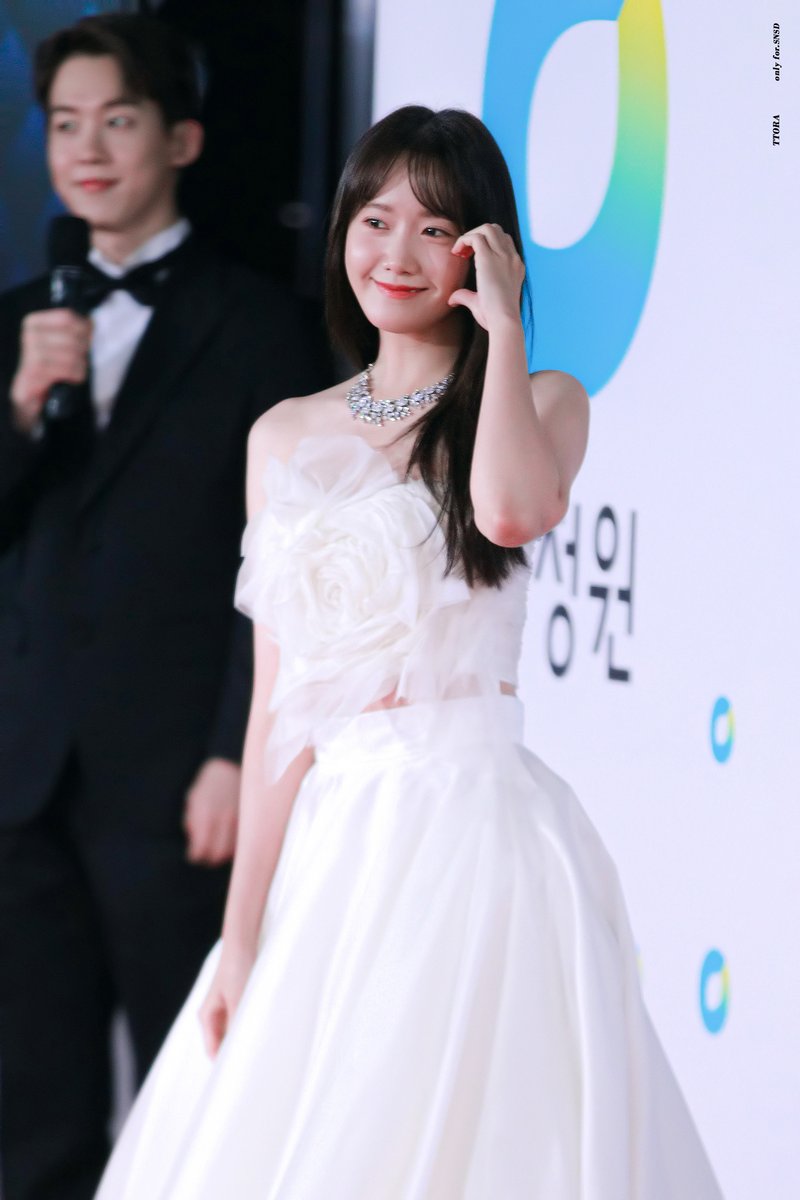 Evenz 🦈 on Twitter: "RT @ttora0805: 221125 청룡영화상 레드카펫 윤아 5p [Upload] 📷https://ttora.tistory.com ...