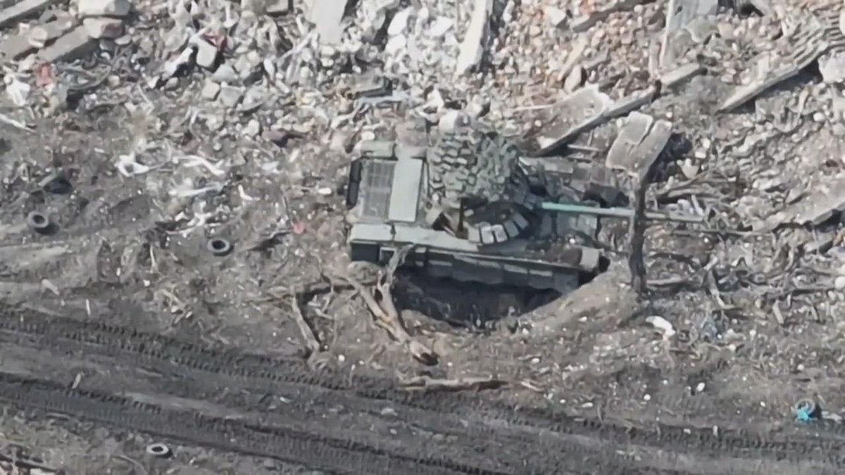 🇺🇦War in Ukraine🇺🇦 on Twitter: "Marinka was found a wrecked Russian T-72B3 with a brazier, on ...