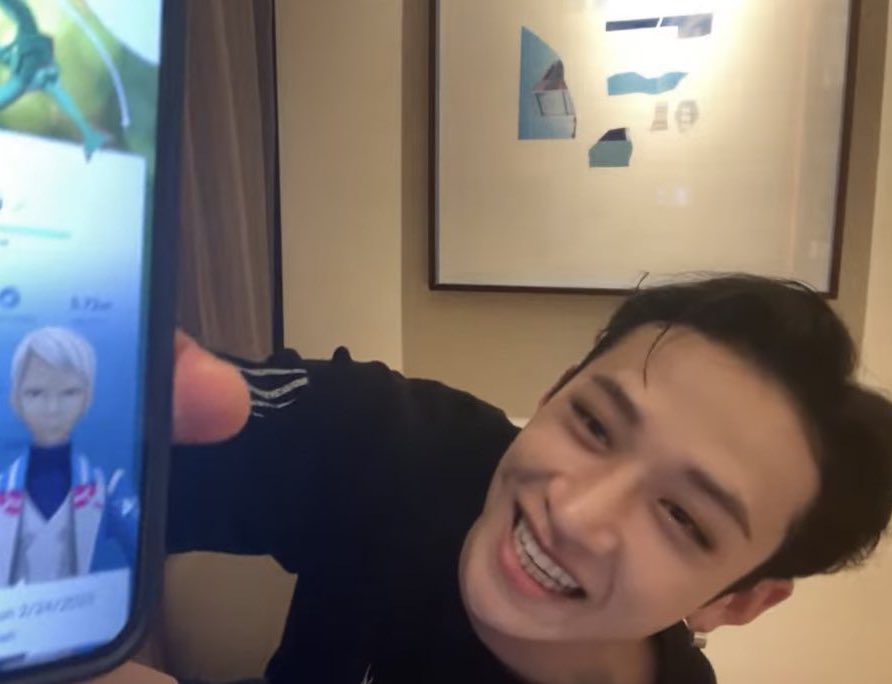 Aelie on Twitter: "RT @beyondyasmin: bang chan our favourite pokémon go nerd"