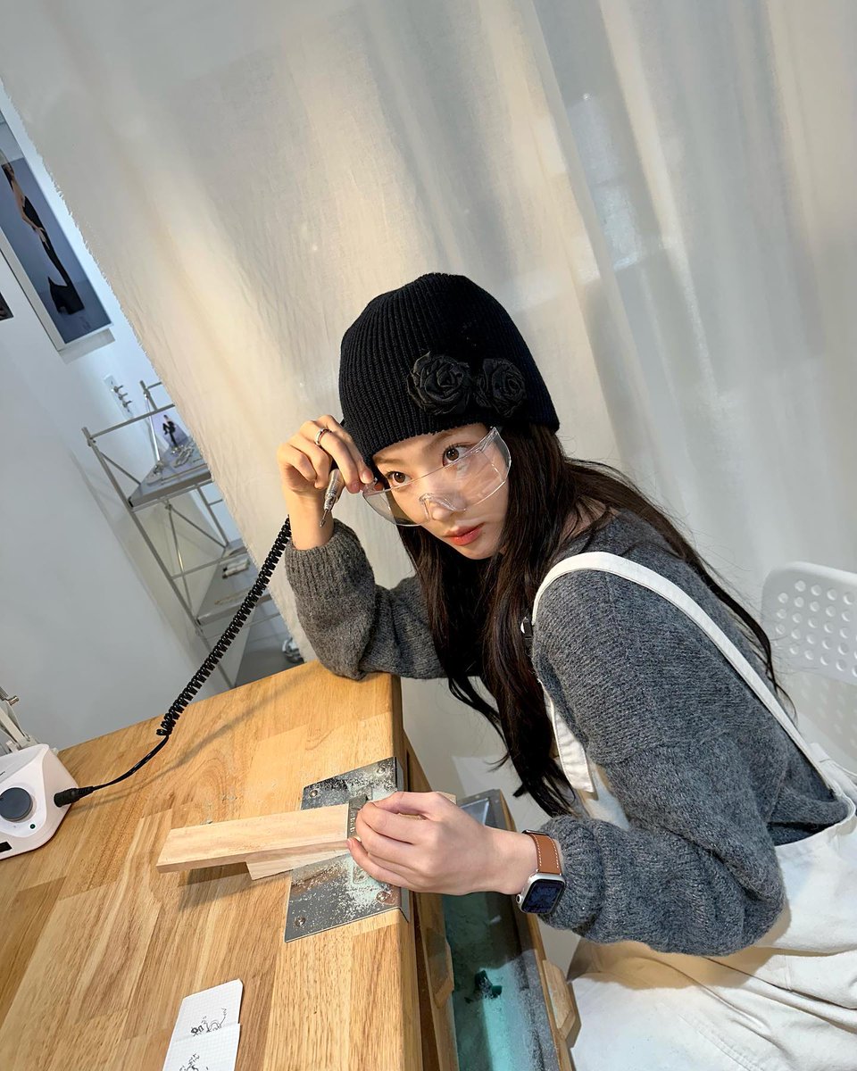 🌙 Orrery/nim on Twitter: "Kim Lip Instagram post "🥸" https://instagram.com/p/Cq1mFdHvV_w/"