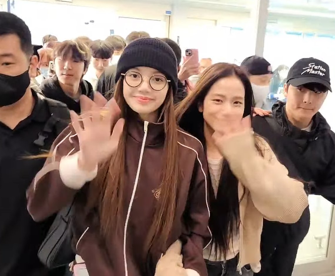 คิ้วคิ้ว💕 On Twitter Rt Blackpinkglobal Jisoo And Lisa At Icn