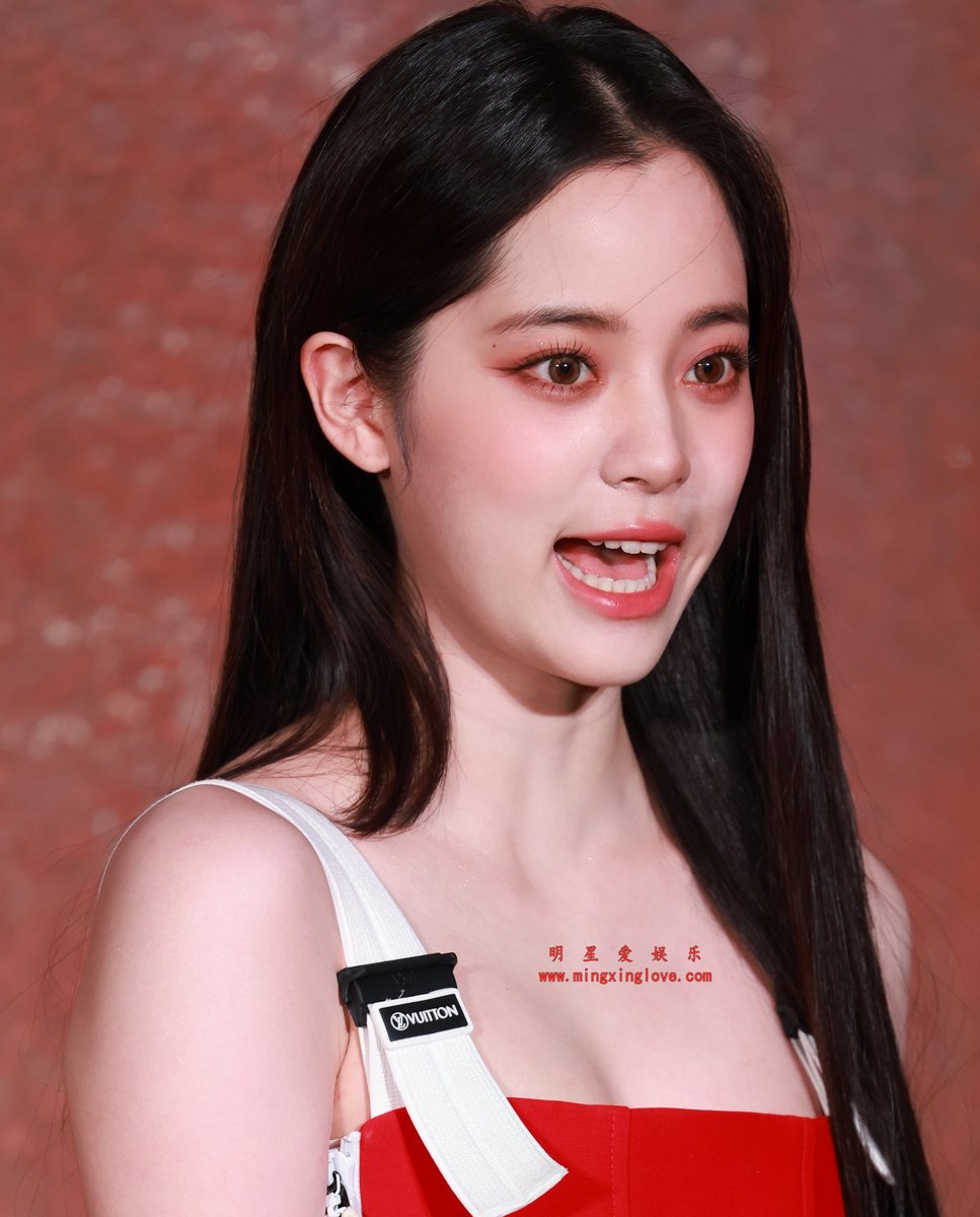 mingxinglove on Twitter: "#欧阳娜娜 参加某品牌发布会现场花絮照片，性感吊带裙，高清8K分辨率原图无修 #生图 下载 #明星生图 https ...