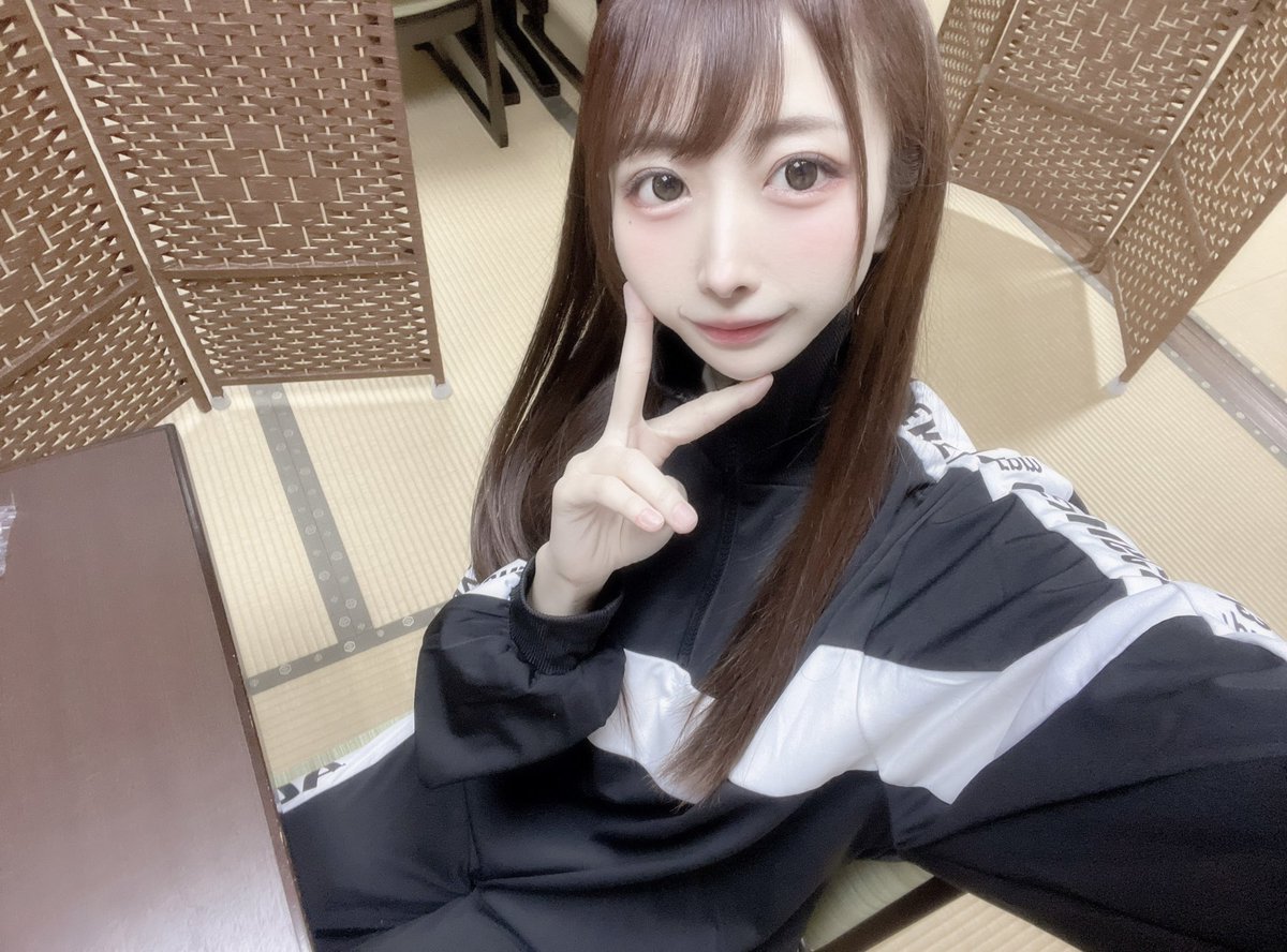 ゆう On Twitter 今日はおやすみなのでジャージ薄化粧で鰻食べて元気チャージ•b •
