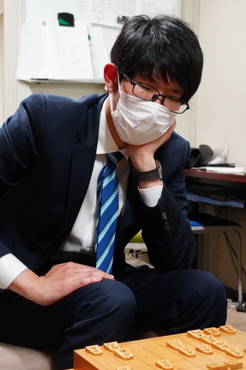 中日新聞 東京新聞 将棋【公式】 On Twitter 佳境に入ってきた、伊藤園お~いお茶杯第64期王位戦の挑戦者決定リーグ。 東京・将棋会館で指された白組の全勝対決、渡辺明名人-佐々木