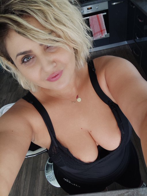 Divorciada Atrás De Pau On Twitter Uma Coroa Cheia De Tesão Ou Um Ps5