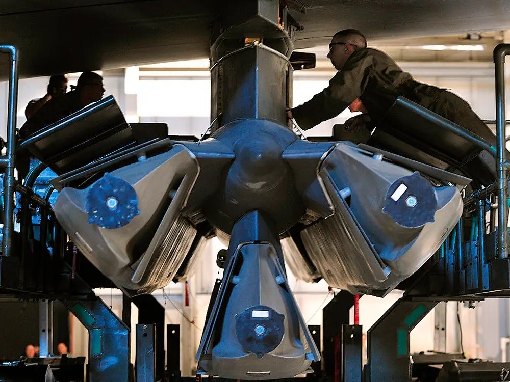 صاروخ النبضة الكهرومغناطيسية CHAMP Counter-electronics High Power ...