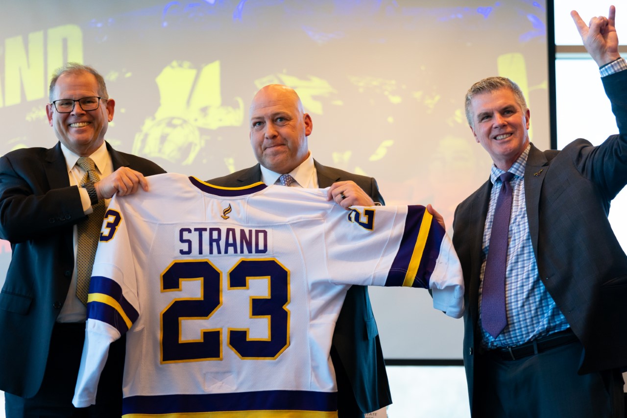 Dan Myers on Twitter: "🏒 🥩 BEEFY blog on the brand new man in charge of @MinnStMHockey, head ...