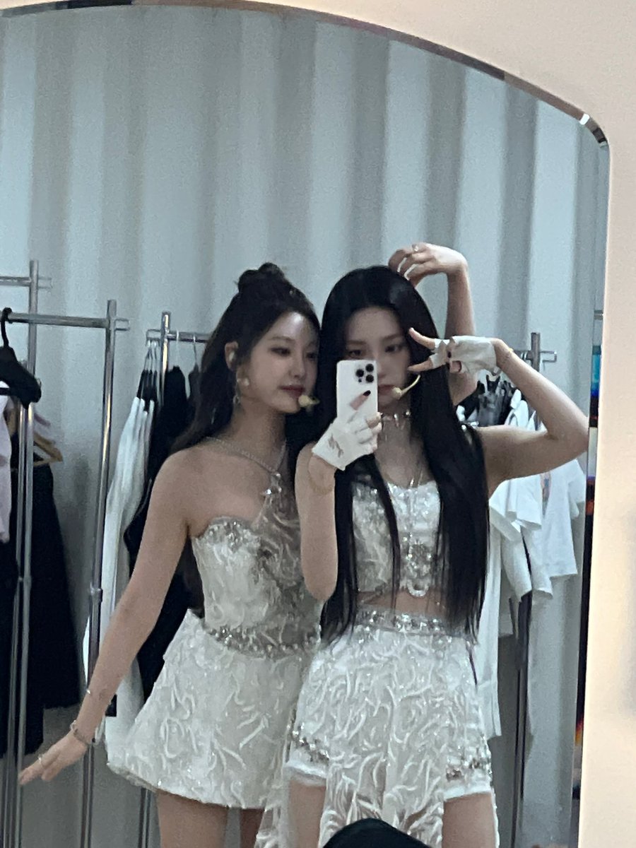 𝖜𝖎𝖓 🤍⭐ ☃️🐣🐶🎸 (αηιмє ωαт¢нιηg) on Twitter: "Ningning bbl update photos with Rina"