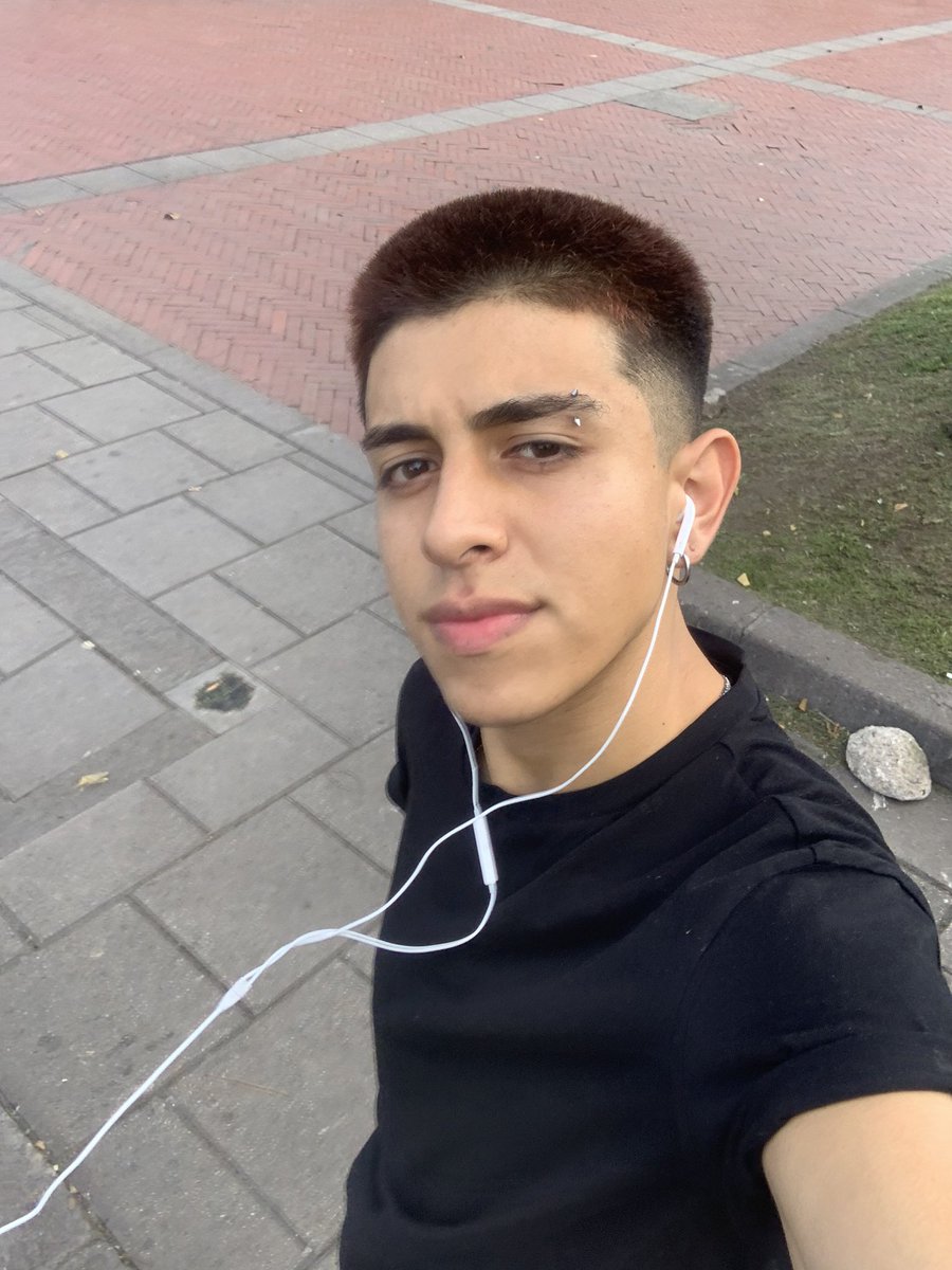 Basic boy on Twitter: "Si estoy hot y que Ajjsjsjs tiras"