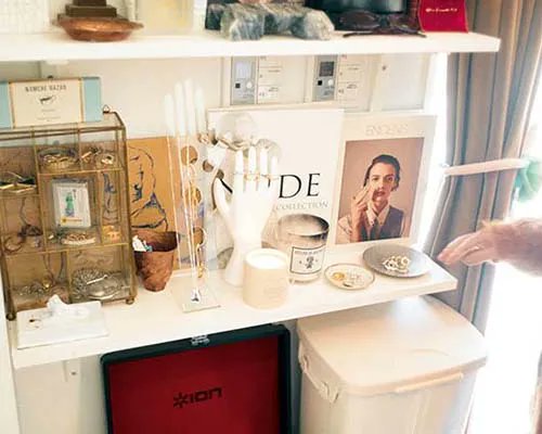 GINZA on Twitter: "実家に住むひと。ジュエリーデザイナー、モデル 黄 理子さん https://ginzamag.com/lifestyle/cb-home04/…"