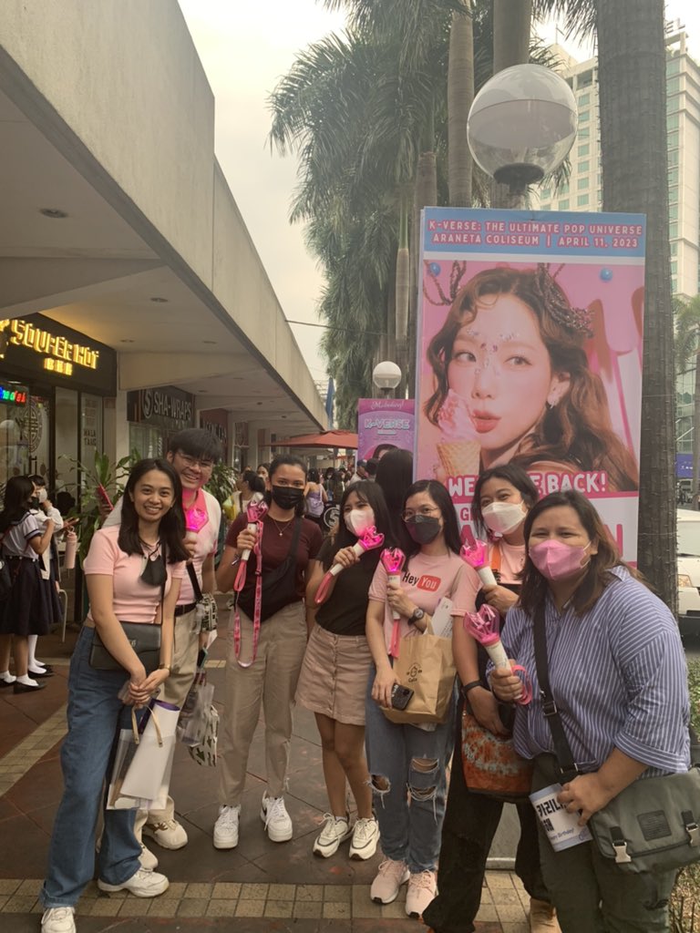 Rappler on Twitter: "Filipino K-pop fans gather around Araneta Coliseum ahead of tonight’s # ...