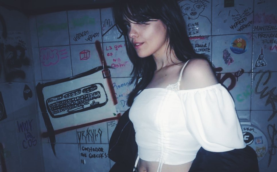 abril on Twitter: "cualquiera podría ser mi portada de álbum y me da a 00s (fucked up) kid"