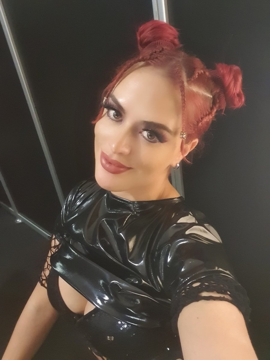 Roxi Toxic on Twitter: "No me cierra el vestuario...ni modo, van afuera 😅"