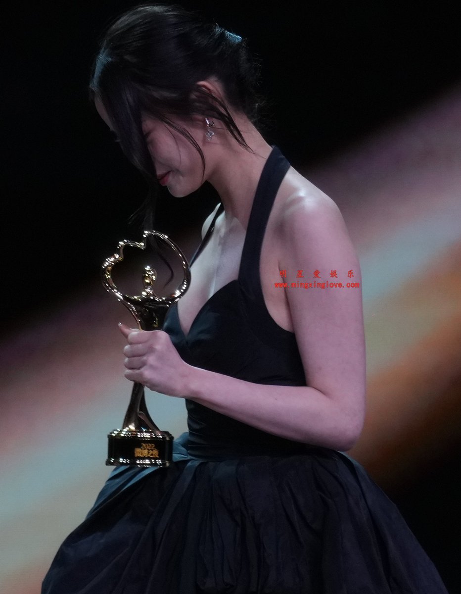 mingxinglove on Twitter: "#欧阳娜娜 微博之夜颁奖及现场表演花絮照片，大尺度吊带露胸礼服、抹胸礼服造型，高清4K分辨率原图无修 #生图 下载 #明星生图 照相机型号 ...