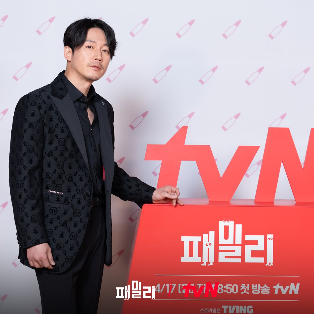 tvN drama on Twitter: " 제작발표회 현장 📸 포스 철철 국정원 블랙 요원🔫 vs 코믹 그 잡채 쭈구리 남편🙄 무슨 캐릭터든 장혁 is 뭔들 ƪ(˘⌣˘)ʃ ...