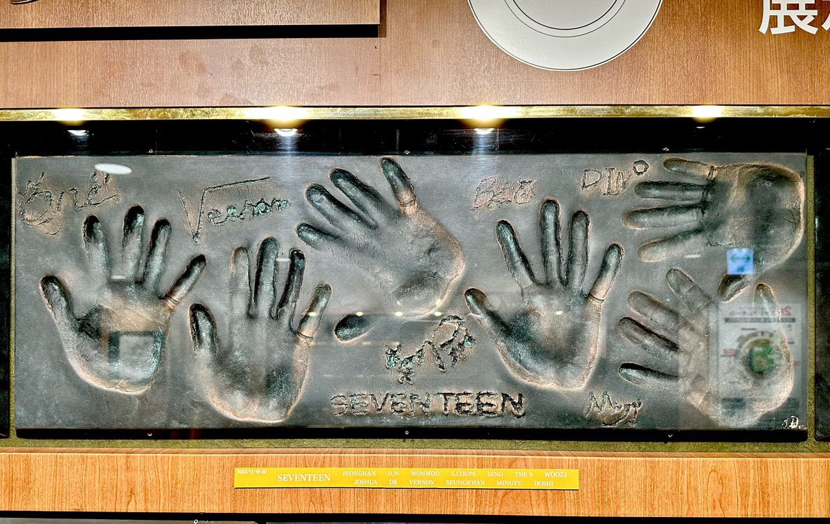 annisa. on Twitter: "RT @hime1004_: seventeen handprints collection displayed in kyocera dome ...