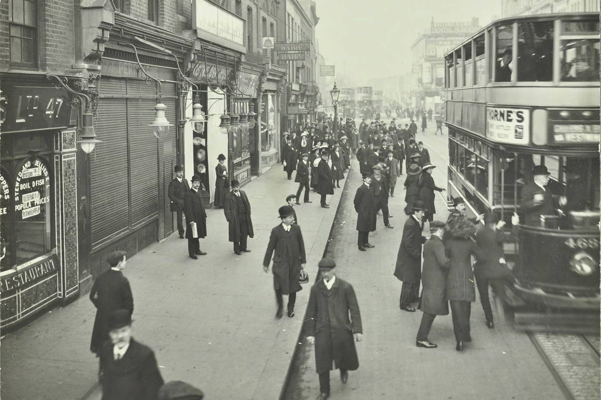 Tooting Newsie On Twitter Throwbackthursday Commuters Boarding A
