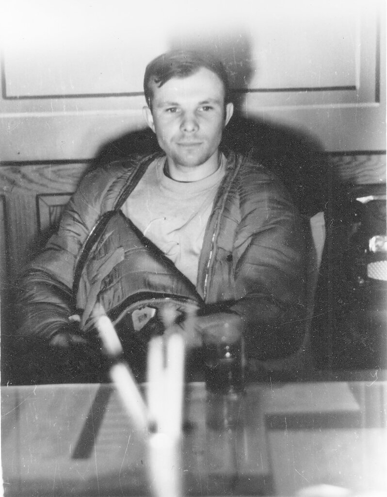 ぐろちゅう（B型） on Twitter: "RT @rockpeek: 地球に帰還した直後のガガーリン。着陸から1時間後に撮影されたと伝わる。笑顔が印象的な青年だが、さすがに疲労の色は隠せ ...