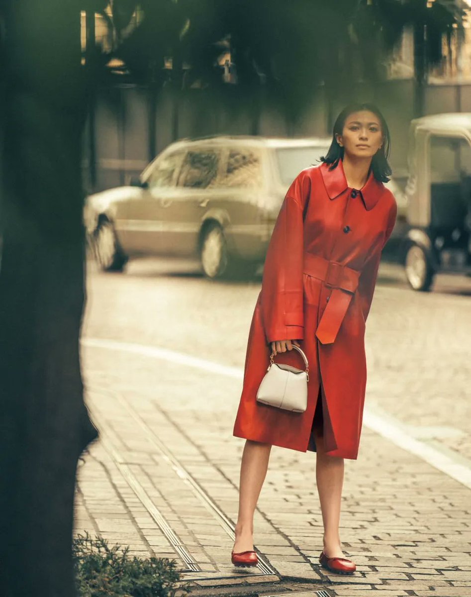 GINZA on Twitter: "〈トッズ × 榮倉奈々〉夕暮れどきに道ゆく人々の視線を惹きつける榮倉奈々さんの優雅でモダンな佇まい。 https://ginzamag.com ...